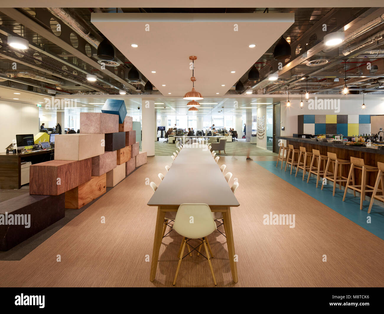 Office staff large group hi-res stock photography and images - Alamy