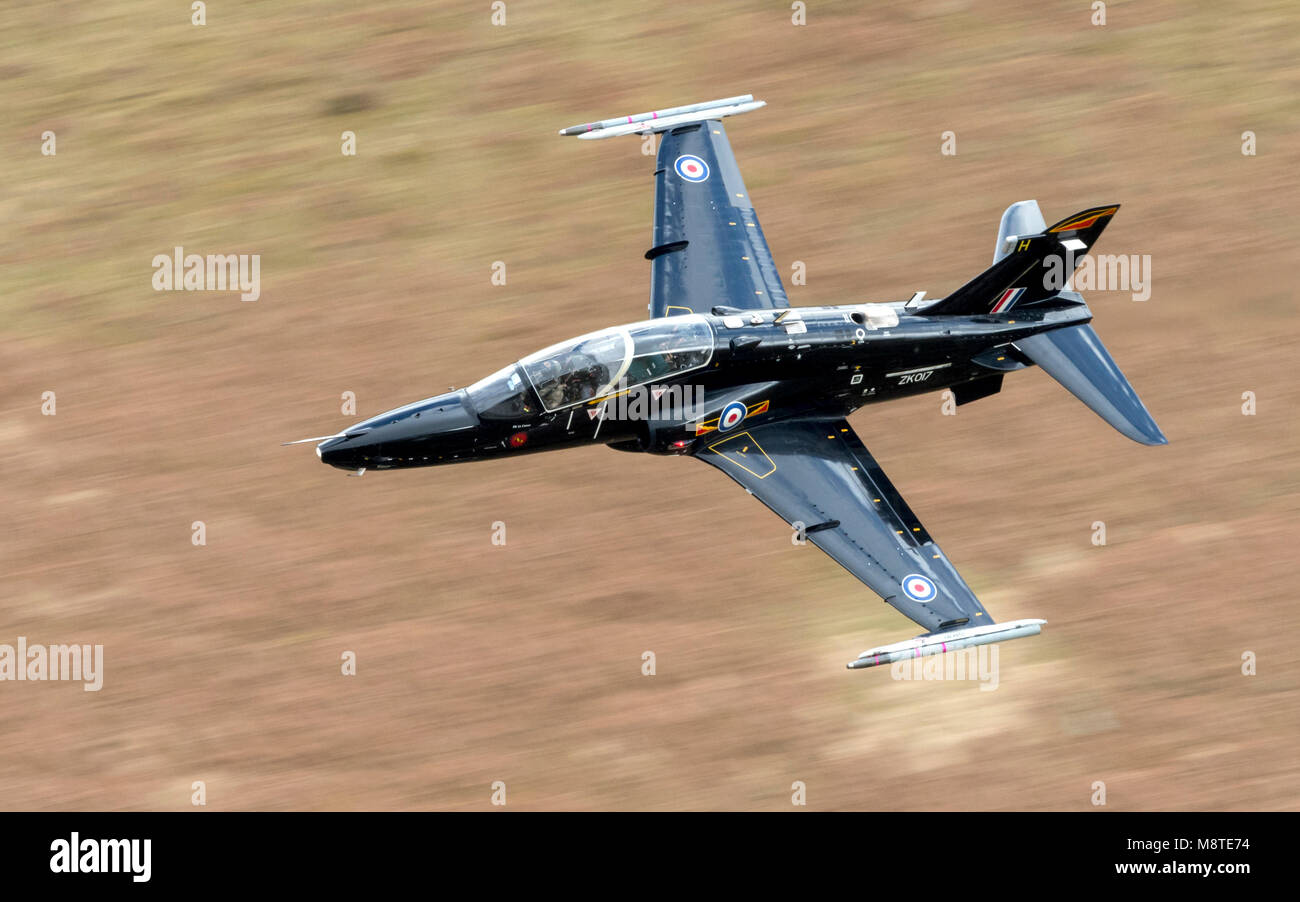 RAF T2 Hawk flying low level in LFA7, Snowdonia, Wales Stock Photo - Alamy