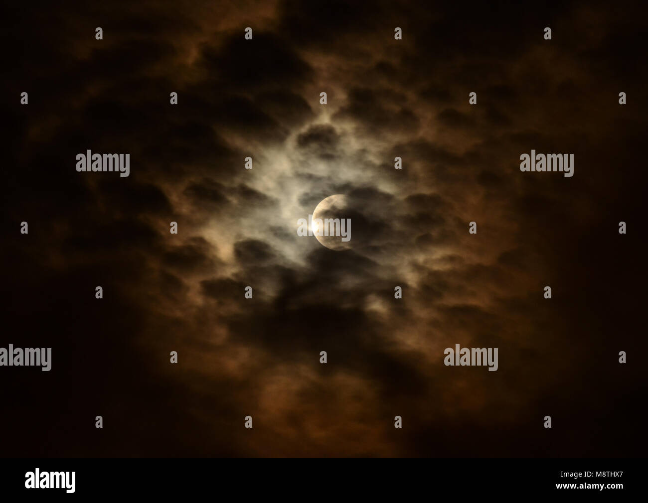 Full lunar eclipse hi-res stock photography and images - Alamy