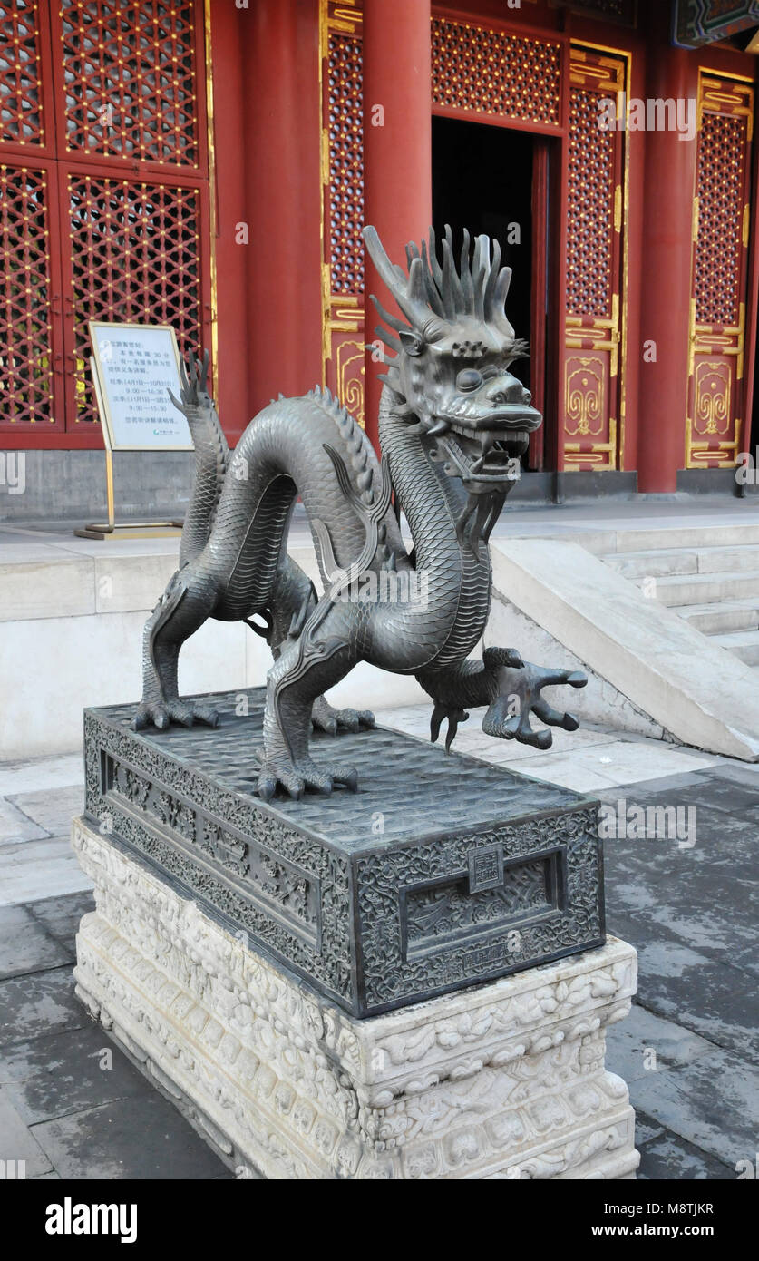 Dragon statue summer palace beijing hi-res stock photography and images ...