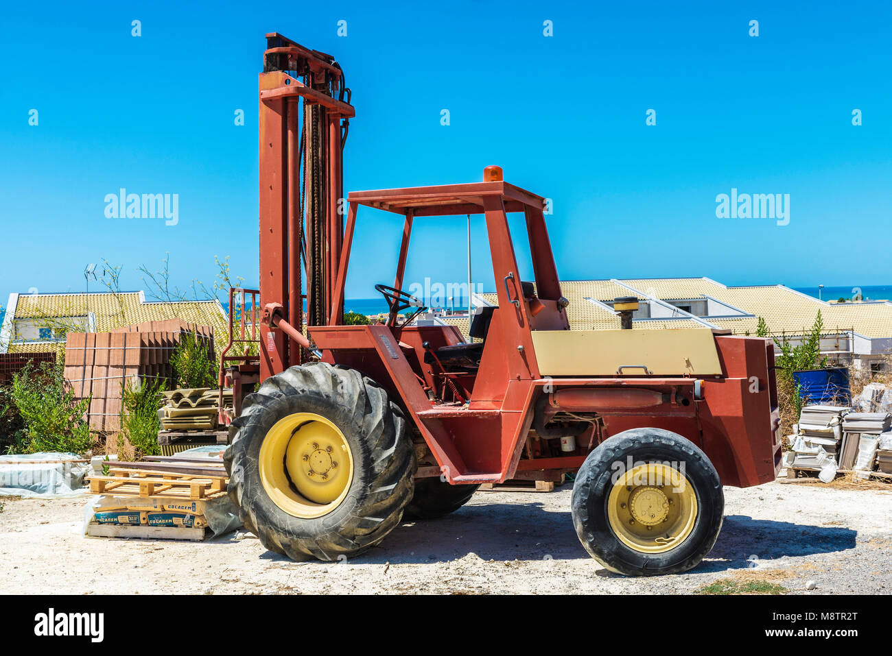 Forklift building materials hi-res stock photography and images - Alamy