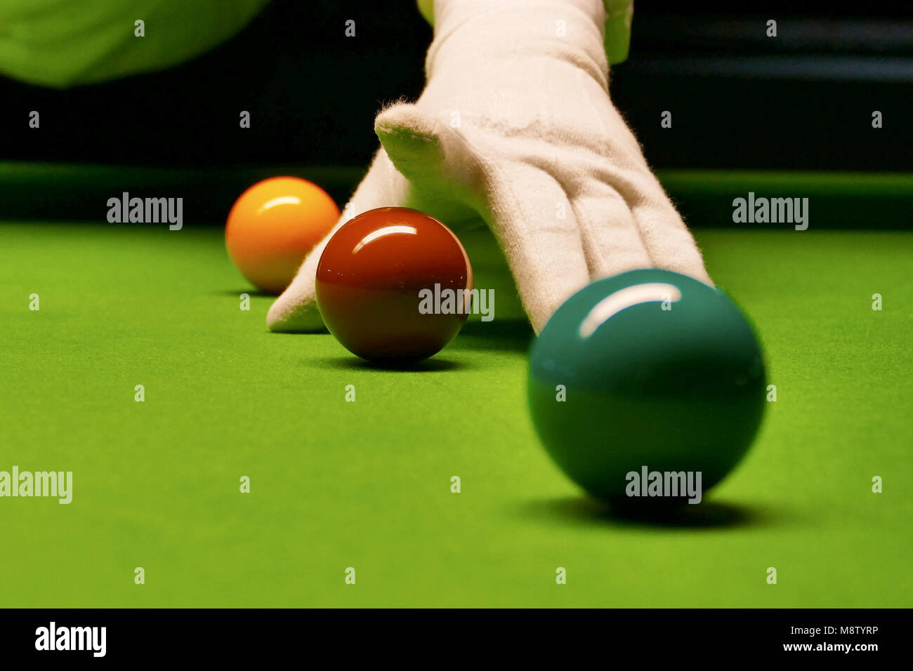 Snooker referee hi-res stock photography and images - Alamy