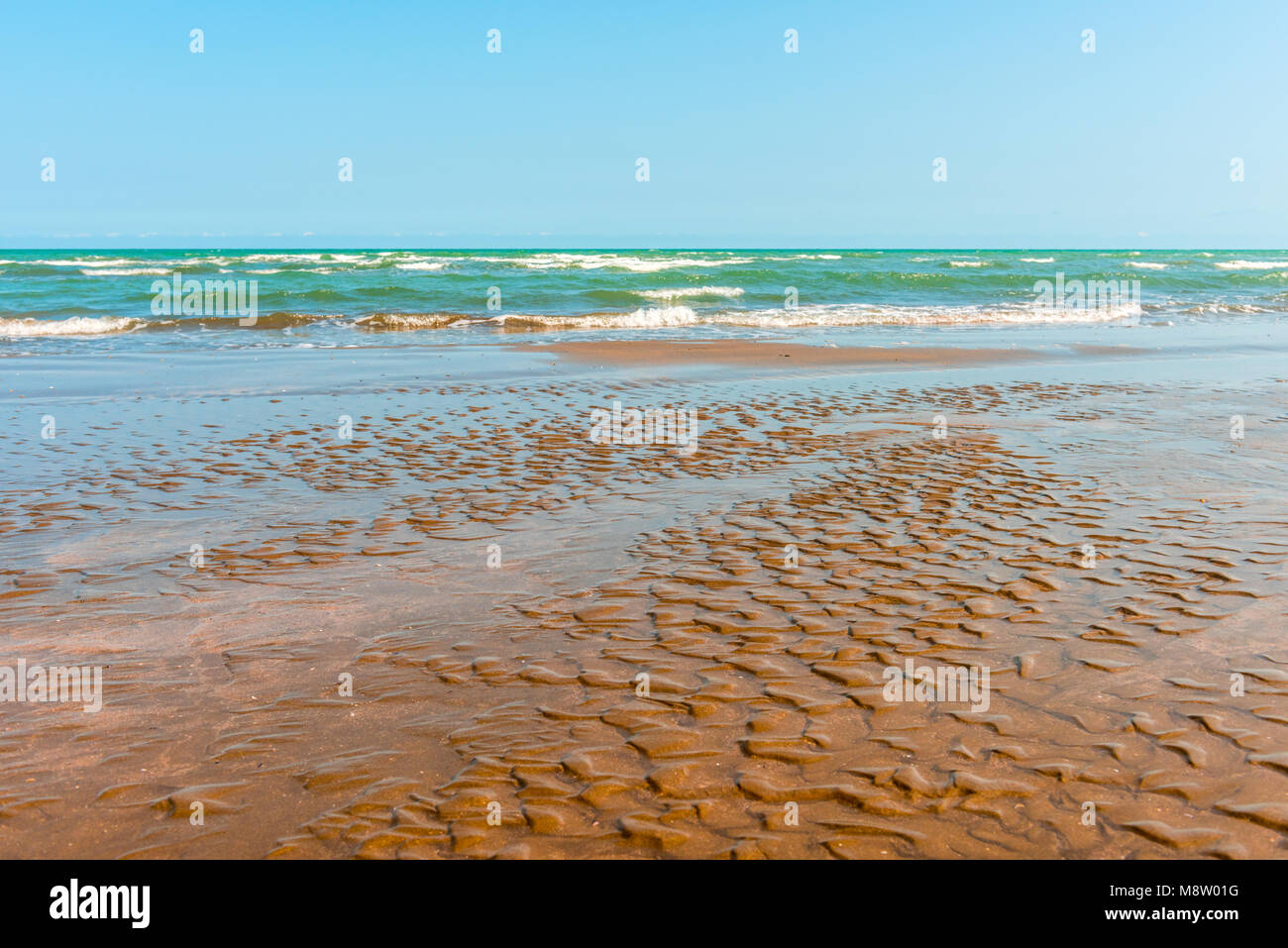 Empty travel paradise seashore beach hi-res stock photography and ...