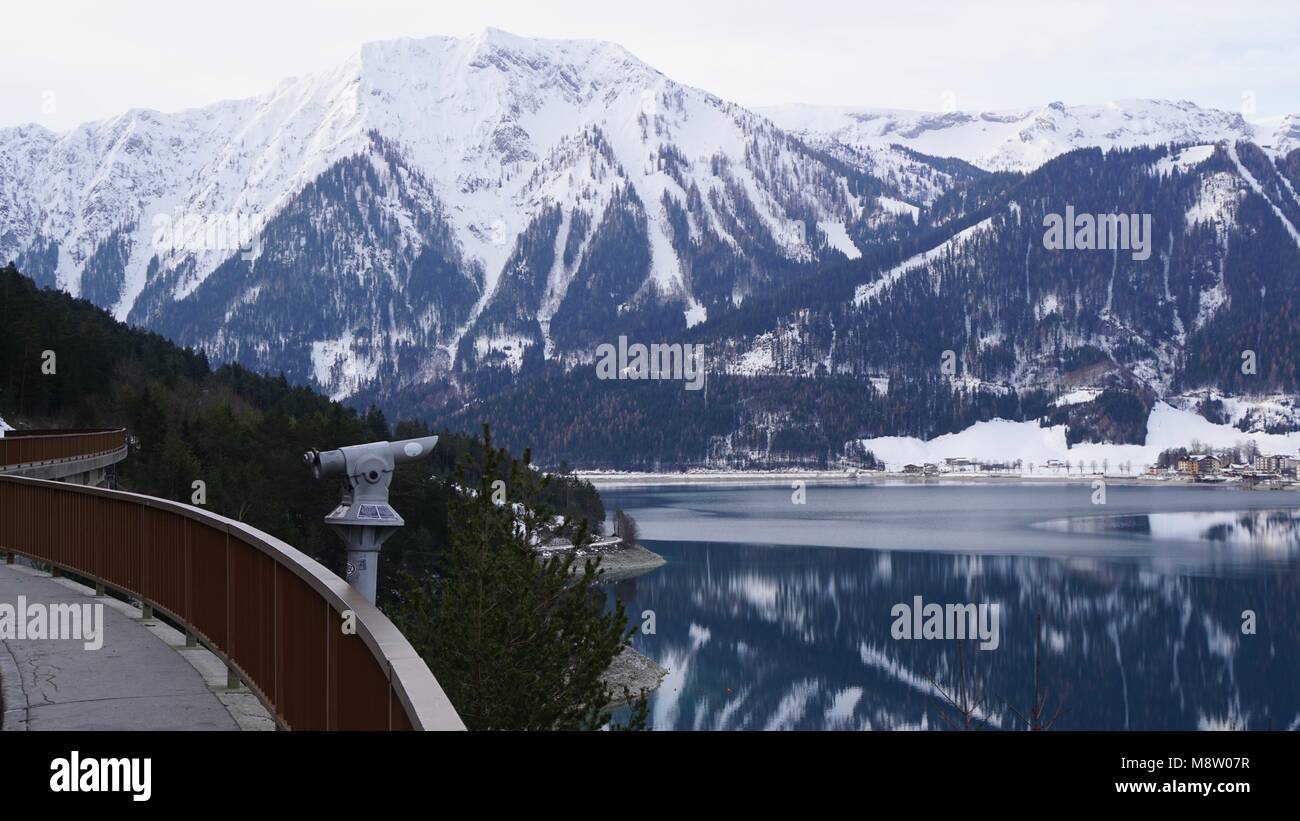 Achensee, Tirol im Winter mit Spiegelung der Berge im See Stock Photo ...