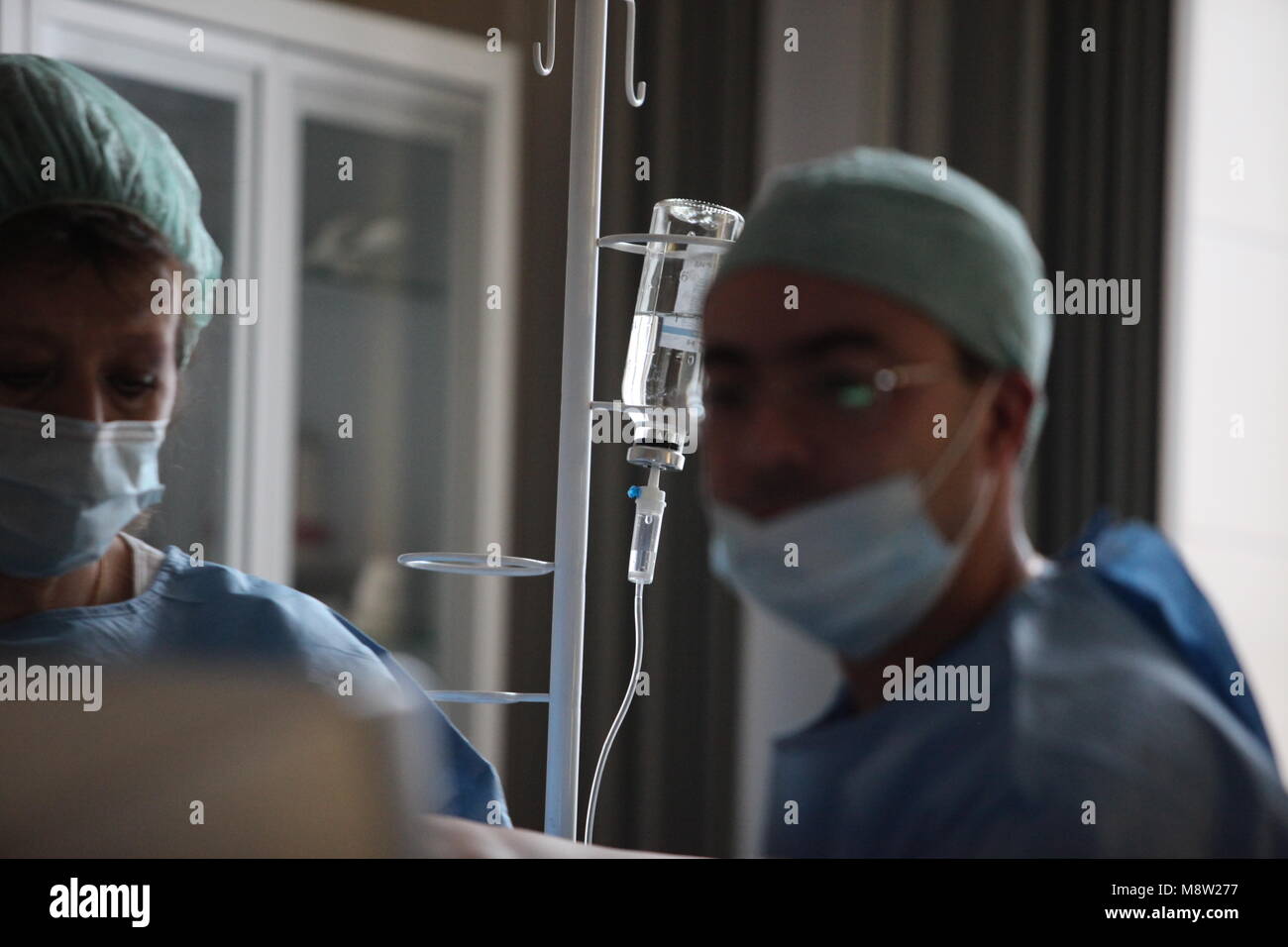Doctors at work in the operating Stock Photo - Alamy