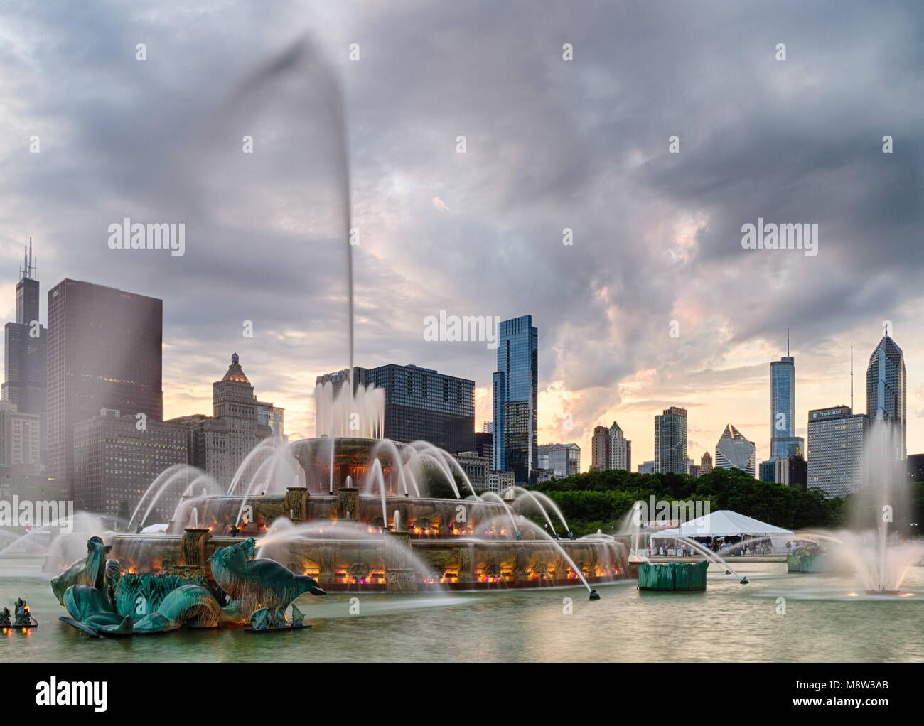 Buckingham fountain chicago hi-res stock photography and images - Alamy
