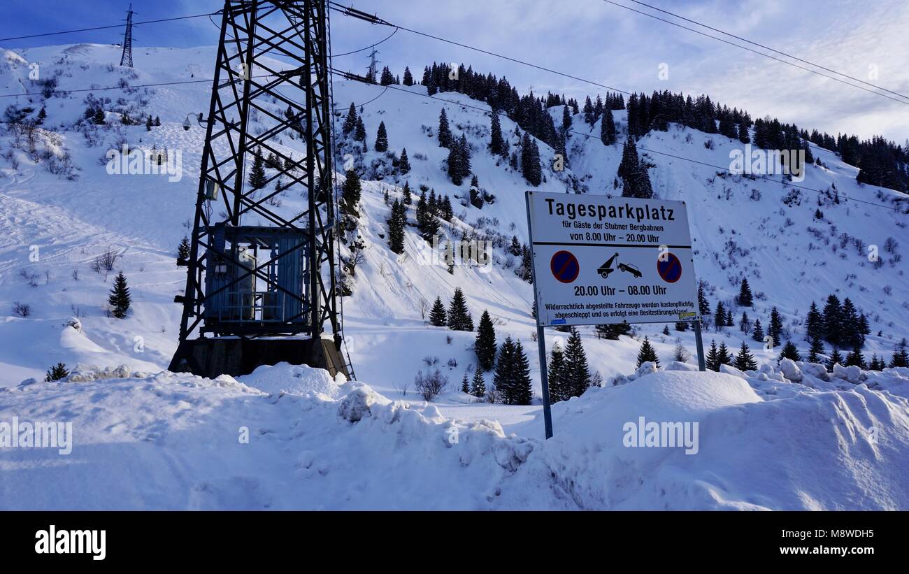 Arlbergpass zwischen Stuben und St. Anton im Winter Stock Photo - Alamy