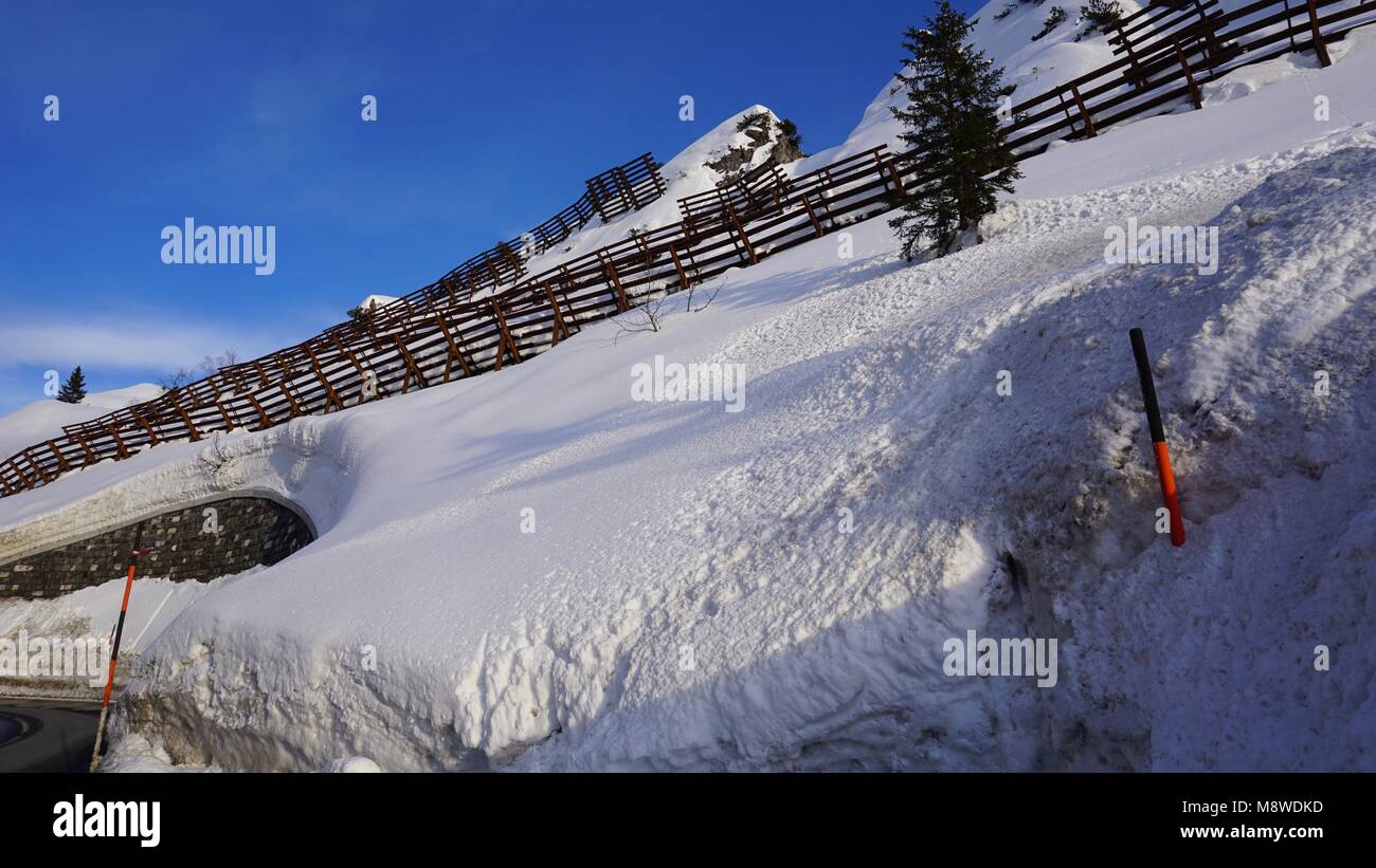 Arlbergpass zwischen Stuben und St. Anton im Winter Stock Photo - Alamy