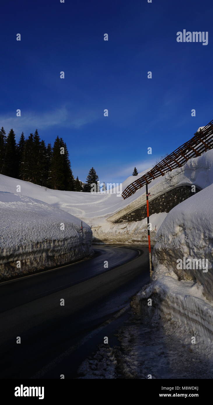 Arlbergpass zwischen Stuben und St. Anton im Winter Stock Photo - Alamy