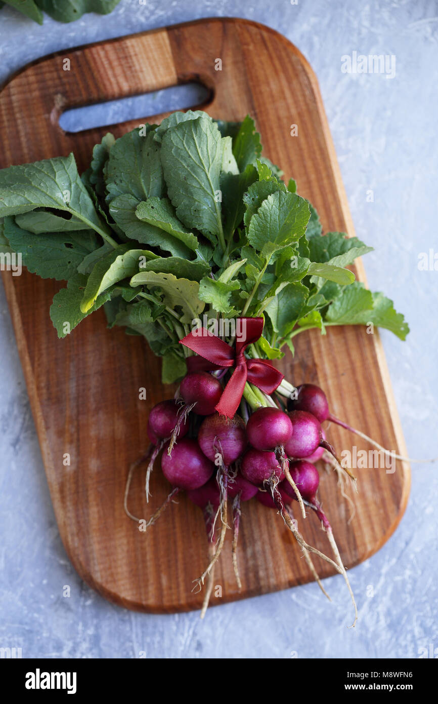 bunch of organic radishes Stock Photo - Alamy
