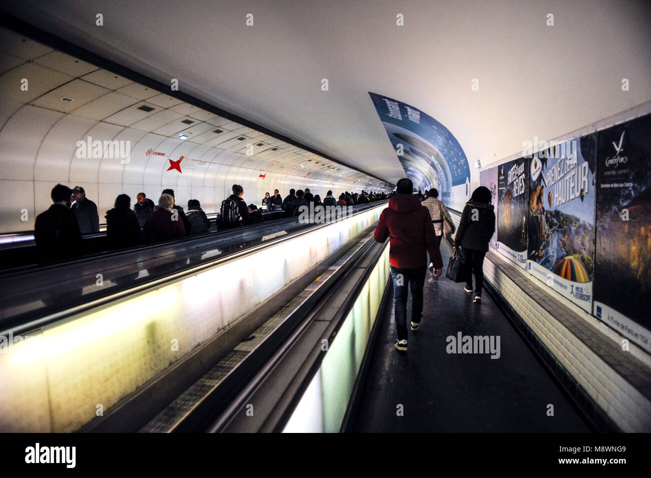 PARIS METRO - MONTPARNASSE STATION MOVING WALKWAY © Frédéric BEAUMONT ...
