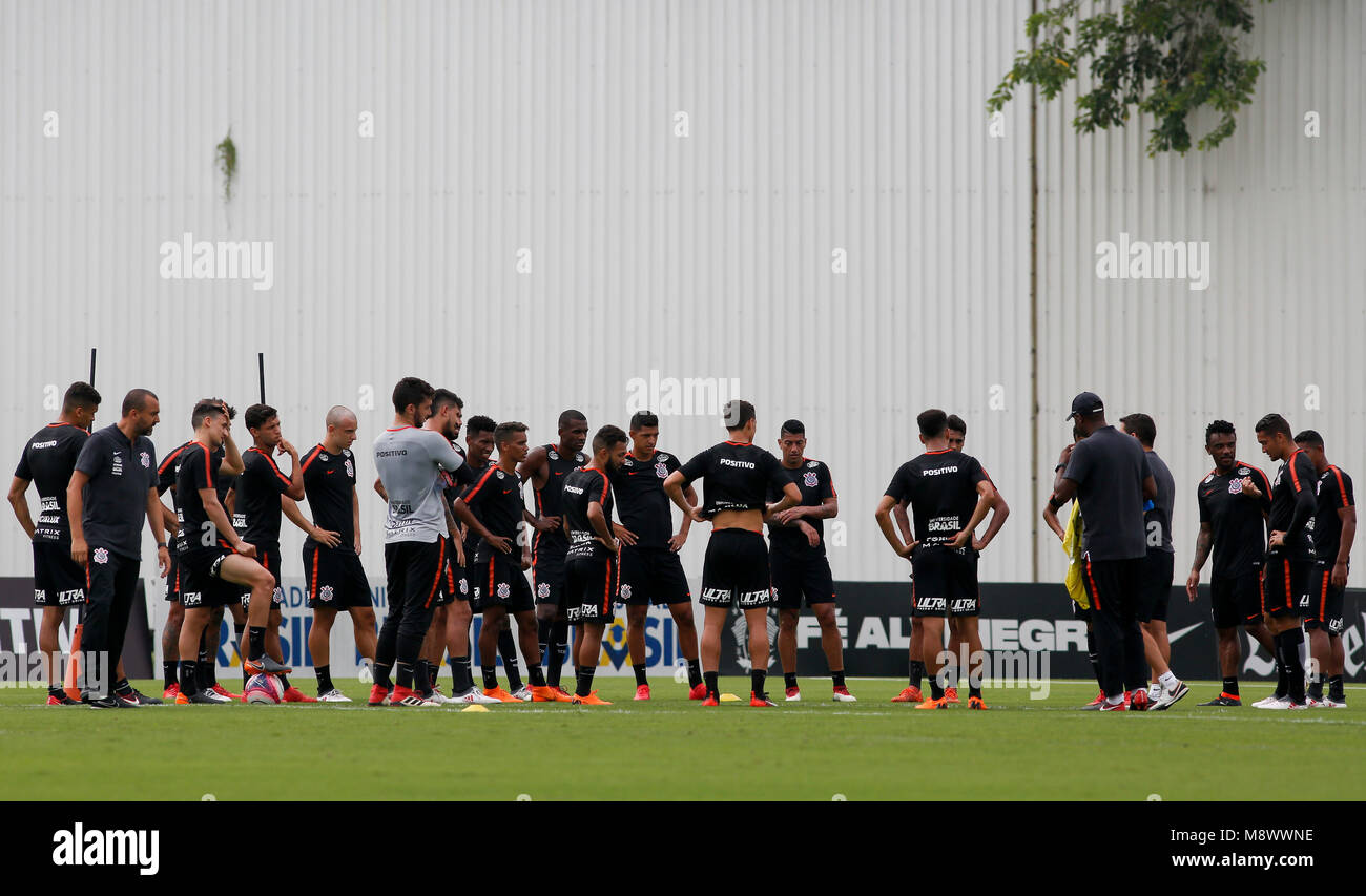 SÃO PAULO, SP - 20.03.2018: TREINO DO CORINTHIANS - Team gathered ...