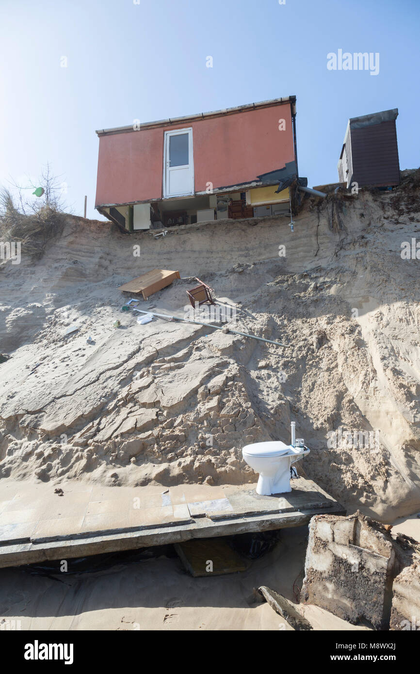 Hemsby, UK. Tuesday 20th March 2018, Clifftop property collapsing due ...