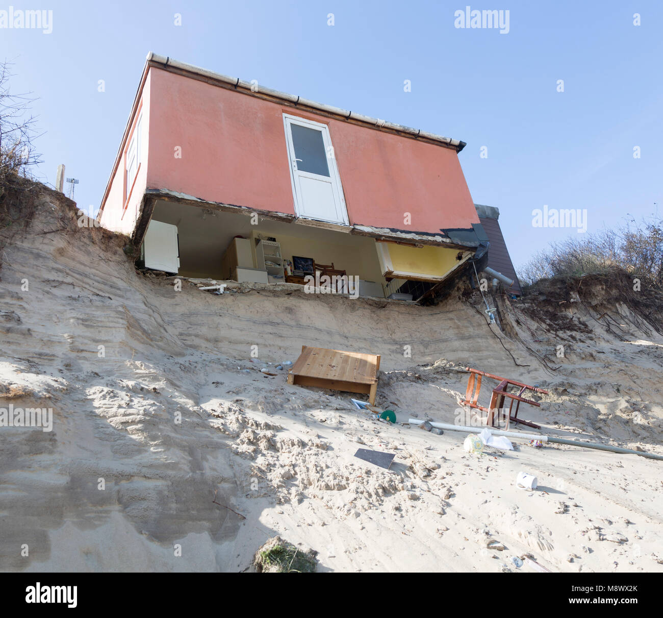 Hemsby, UK. Tuesday 20th March 2018, Clifftop property collapsing due ...