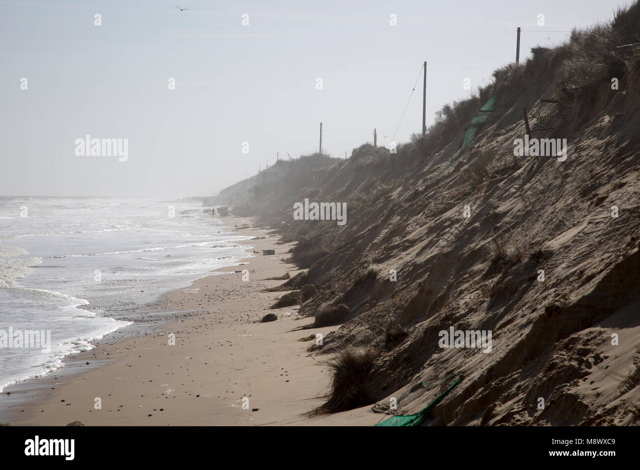 Hemsby, UK. Tuesday 20th March 2018, Clifftop property collapsing due ...