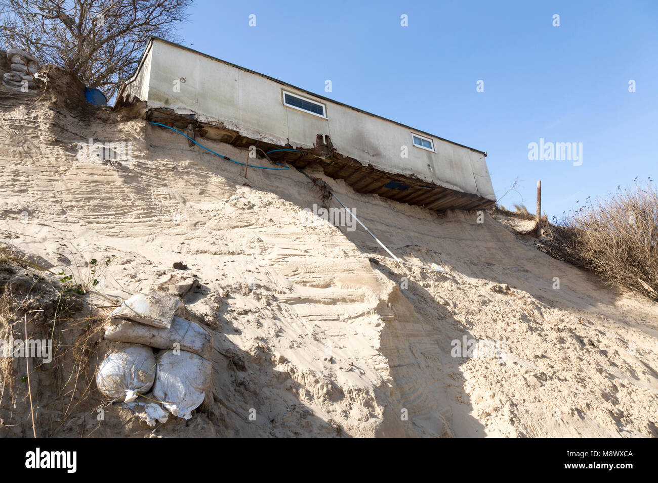 Hemsby, UK. Tuesday 20th March 2018, Clifftop property collapsing due ...