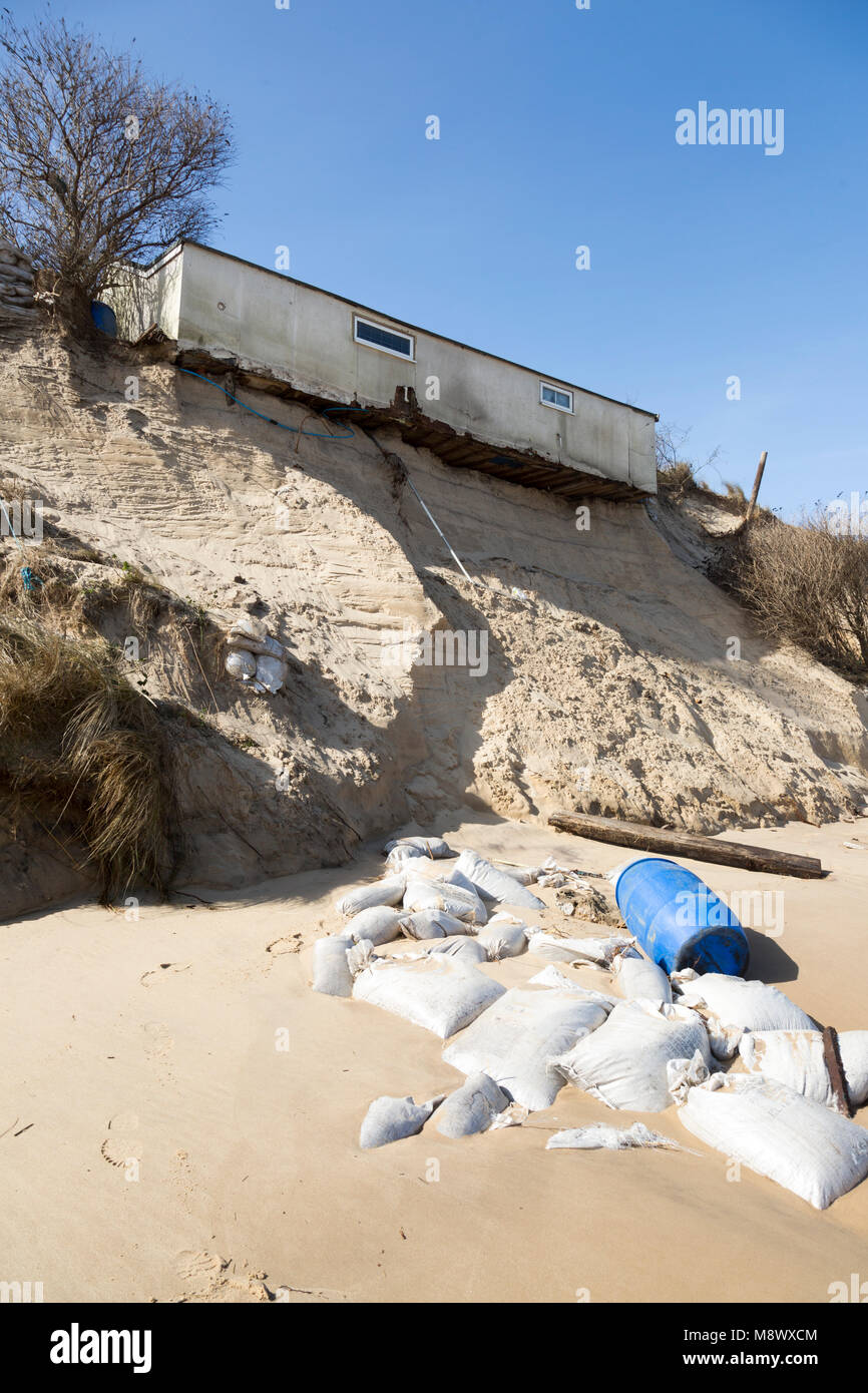 Hemsby, UK. Tuesday 20th March 2018, Clifftop property collapsing due ...