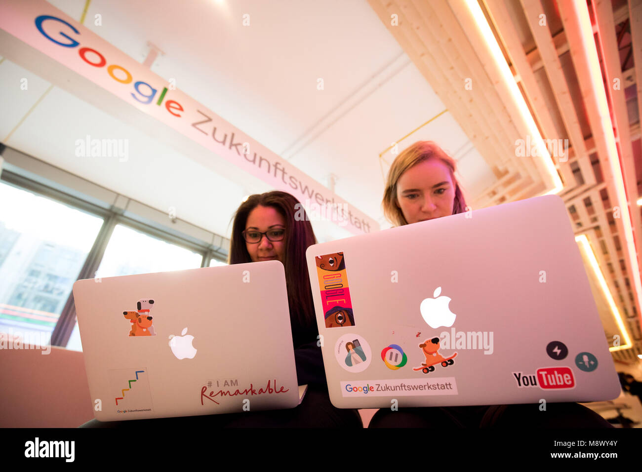 Google employees working hi-res stock photography and images - Alamy