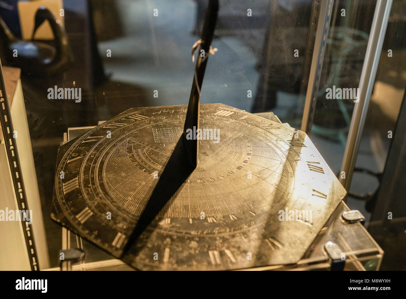 Double horizontal sundial hi-res stock photography and images - Alamy