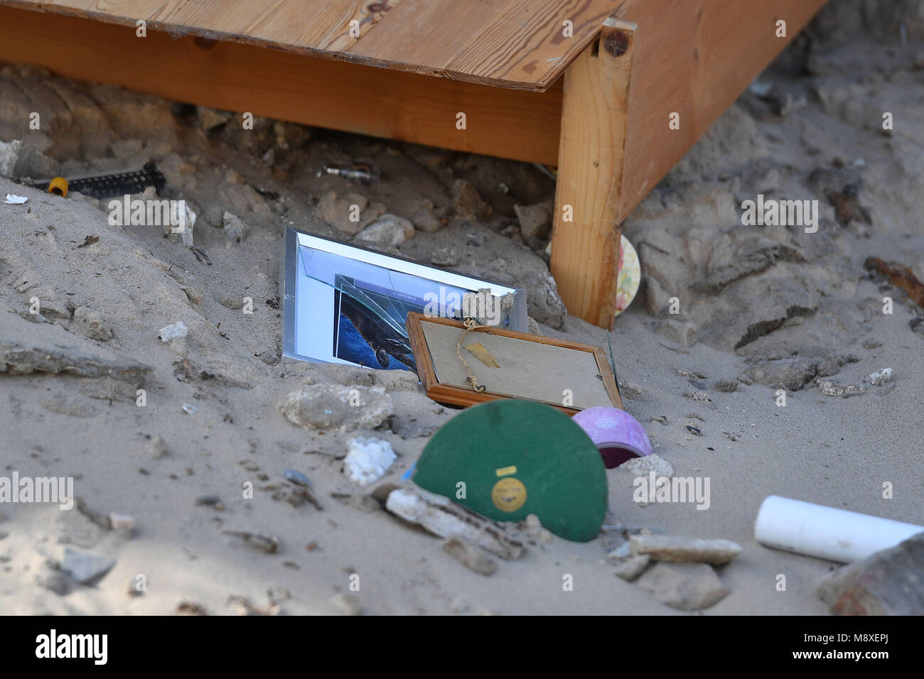 Picture frames broken hi-res stock photography and images - Alamy