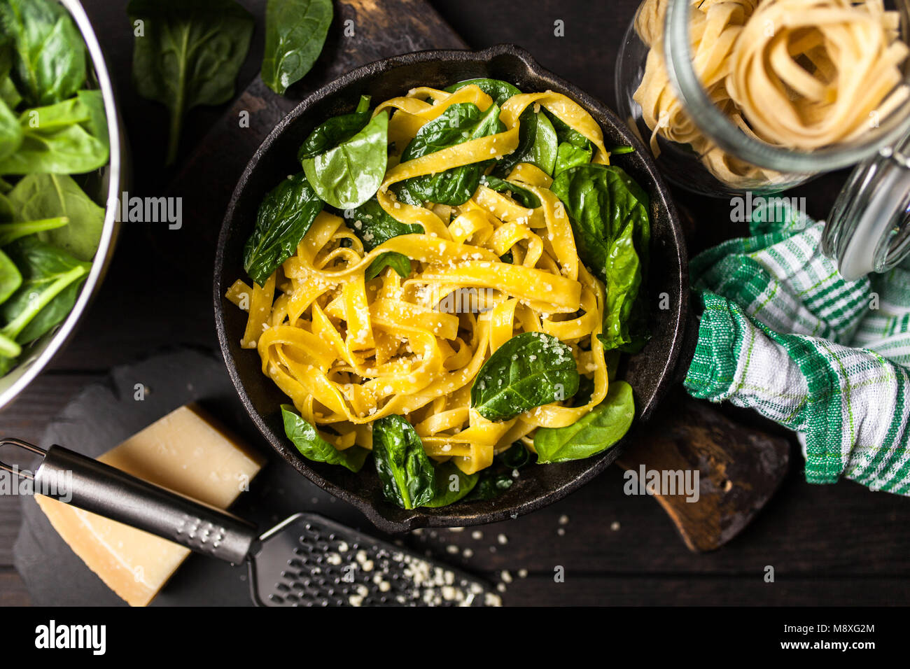 Spinach tagliatelle pasta Stock Photo - Alamy