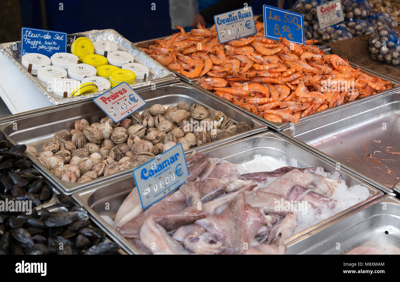Paris fish market seafood market hi-res stock photography and images ...