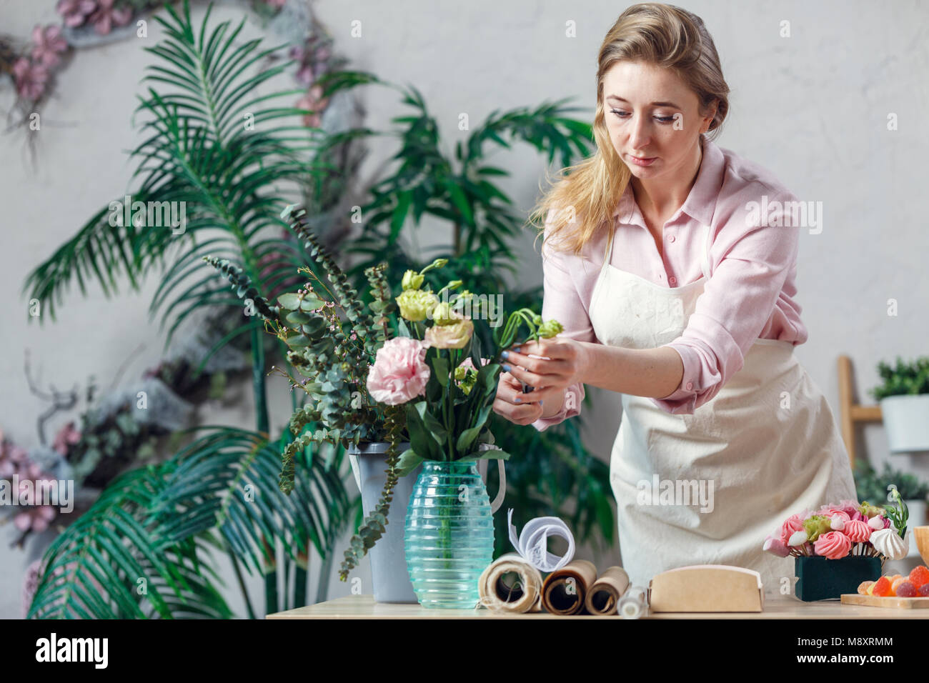 Professional florist working in flower shop Stock Photo - Alamy