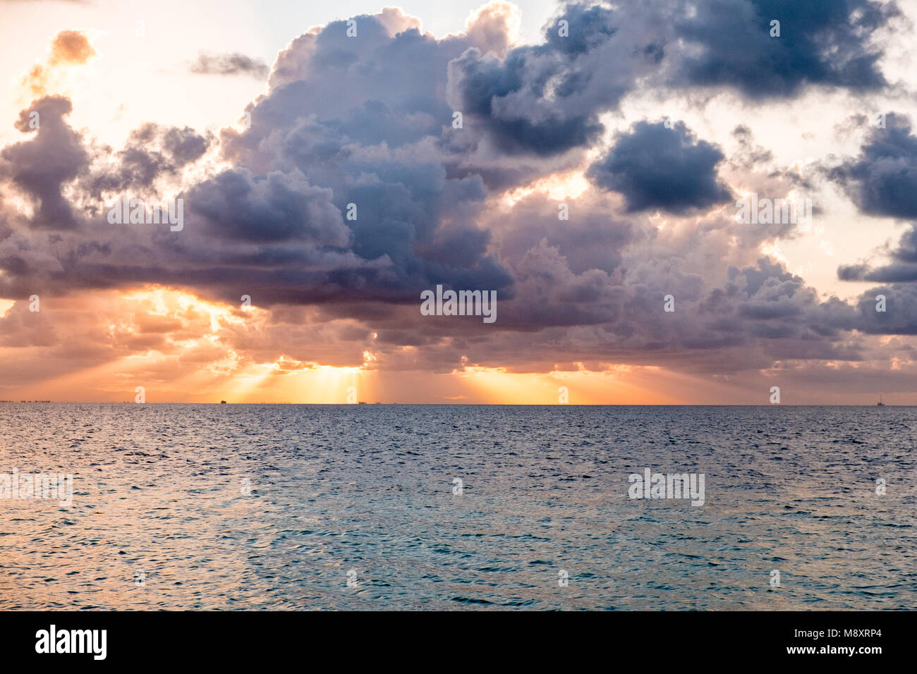 Sunlight over ocean hi-res stock photography and images - Alamy