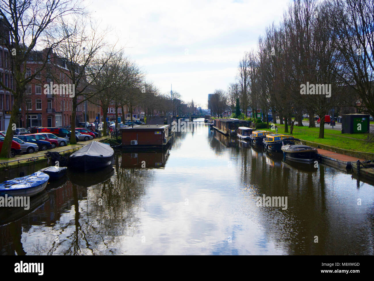 Canal do rio Amstel em Amesterdão Stock Photo - Alamy