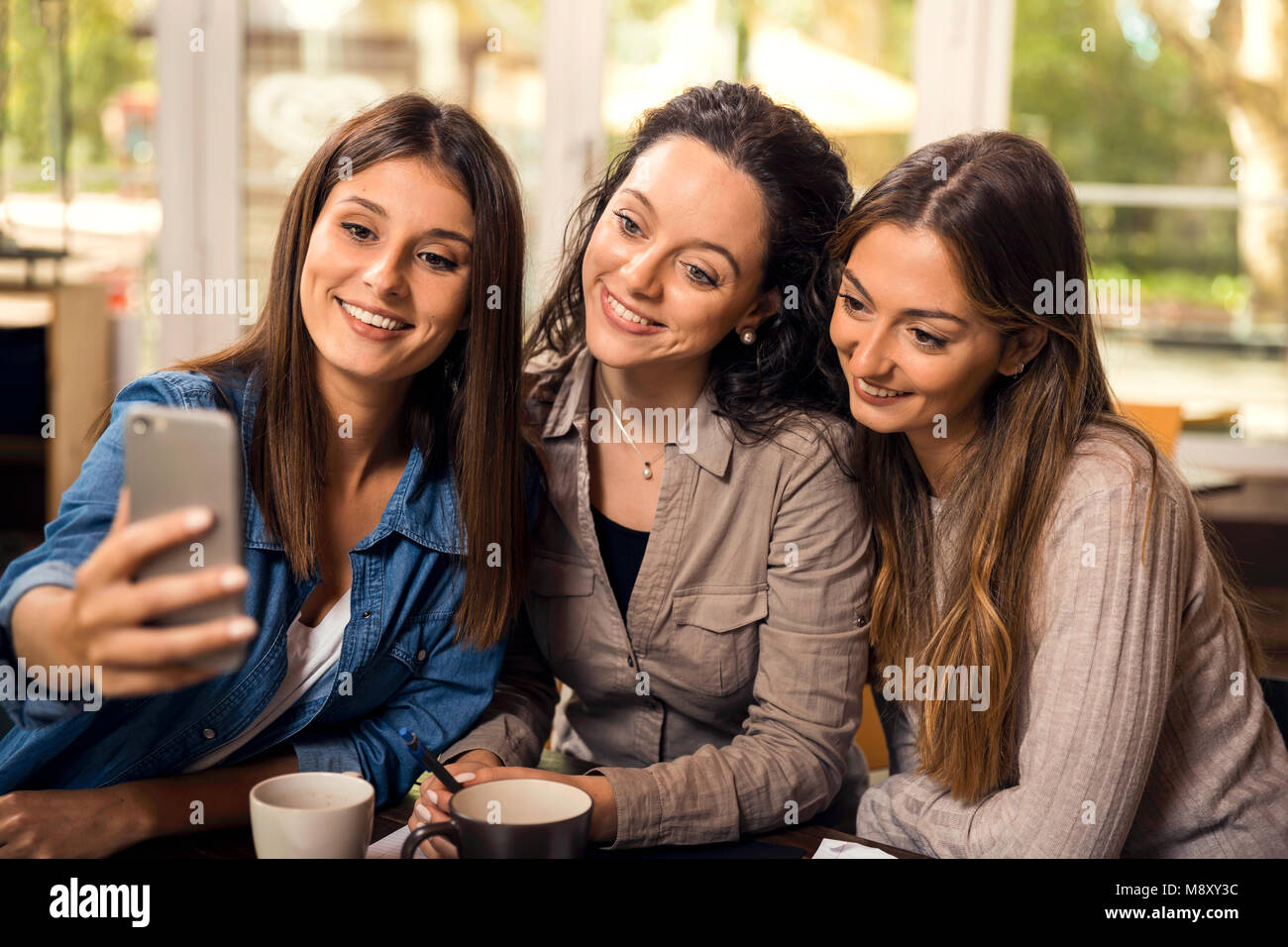 Chat apps hi-res stock photography and images - Alamy