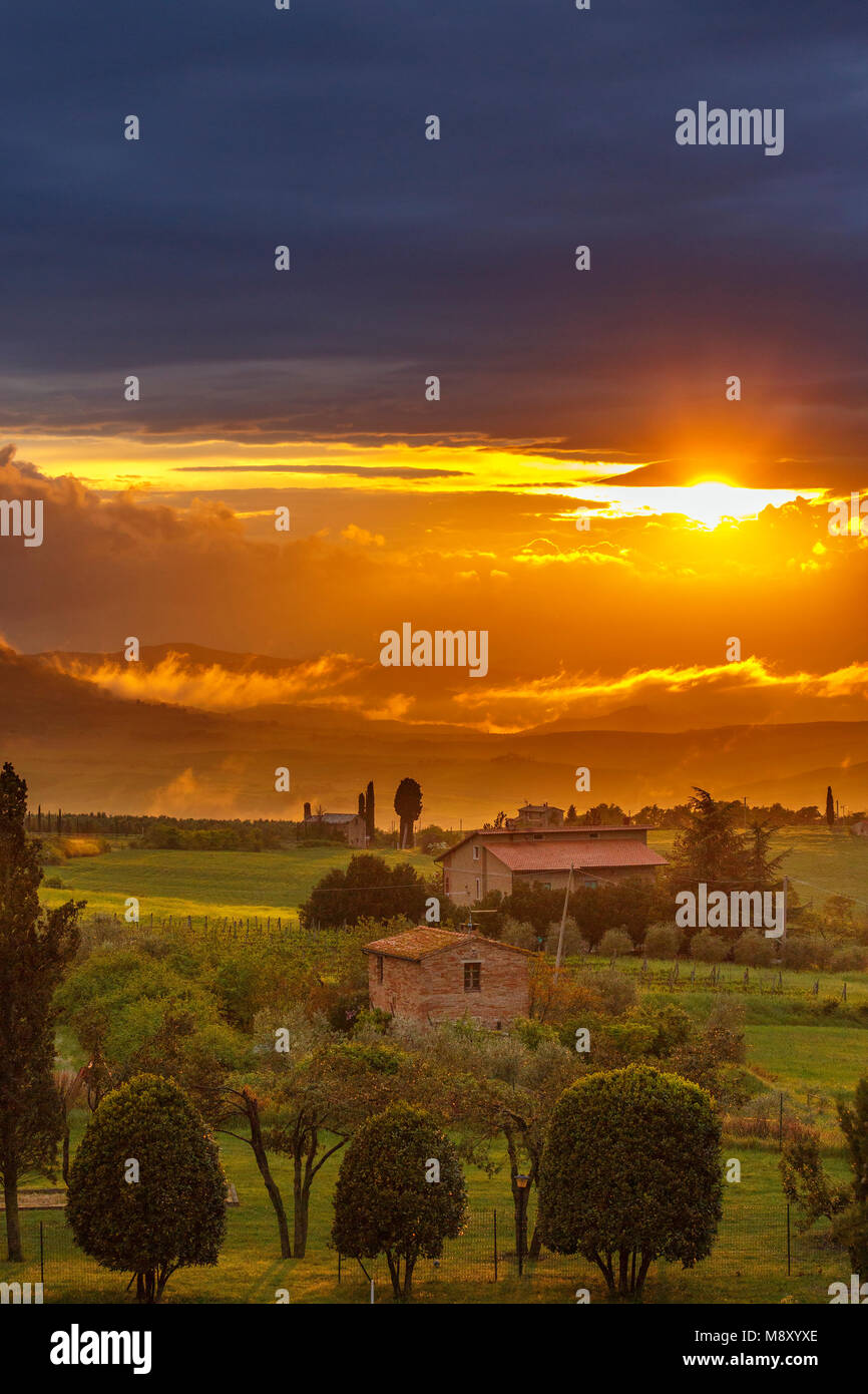 Sunset over a farm in a rolling Tuscan landscape in Italy Stock Photo ...
