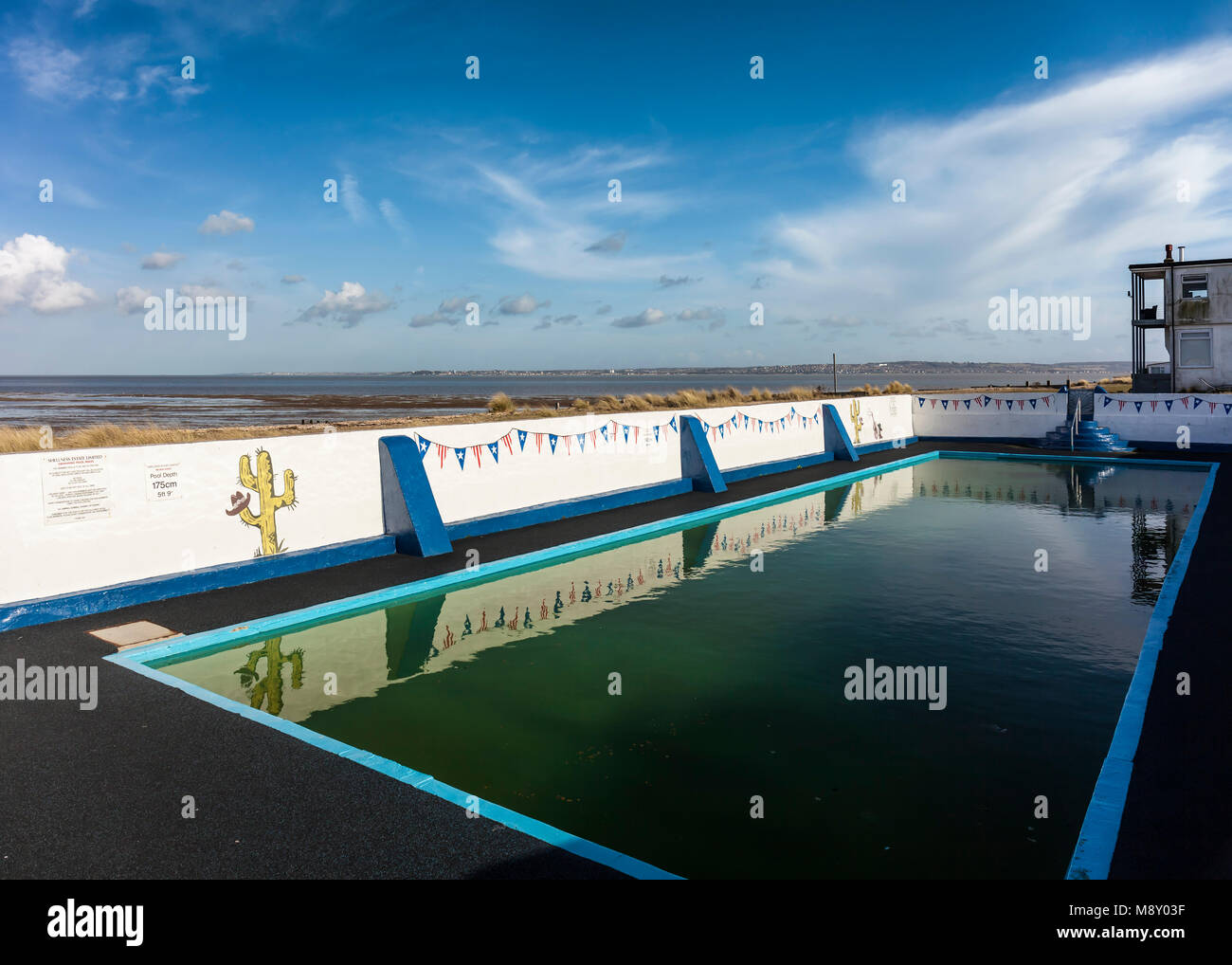 Open air swimming pool hi-res stock photography and images - Alamy