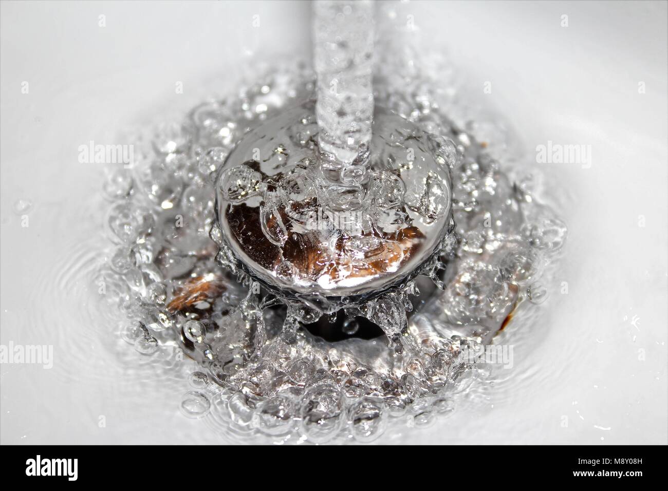 clear tap water in white sink Stock Photo - Alamy