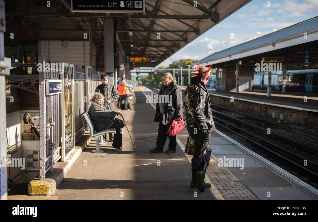 People waiting train station hi-res stock photography and images - Alamy
