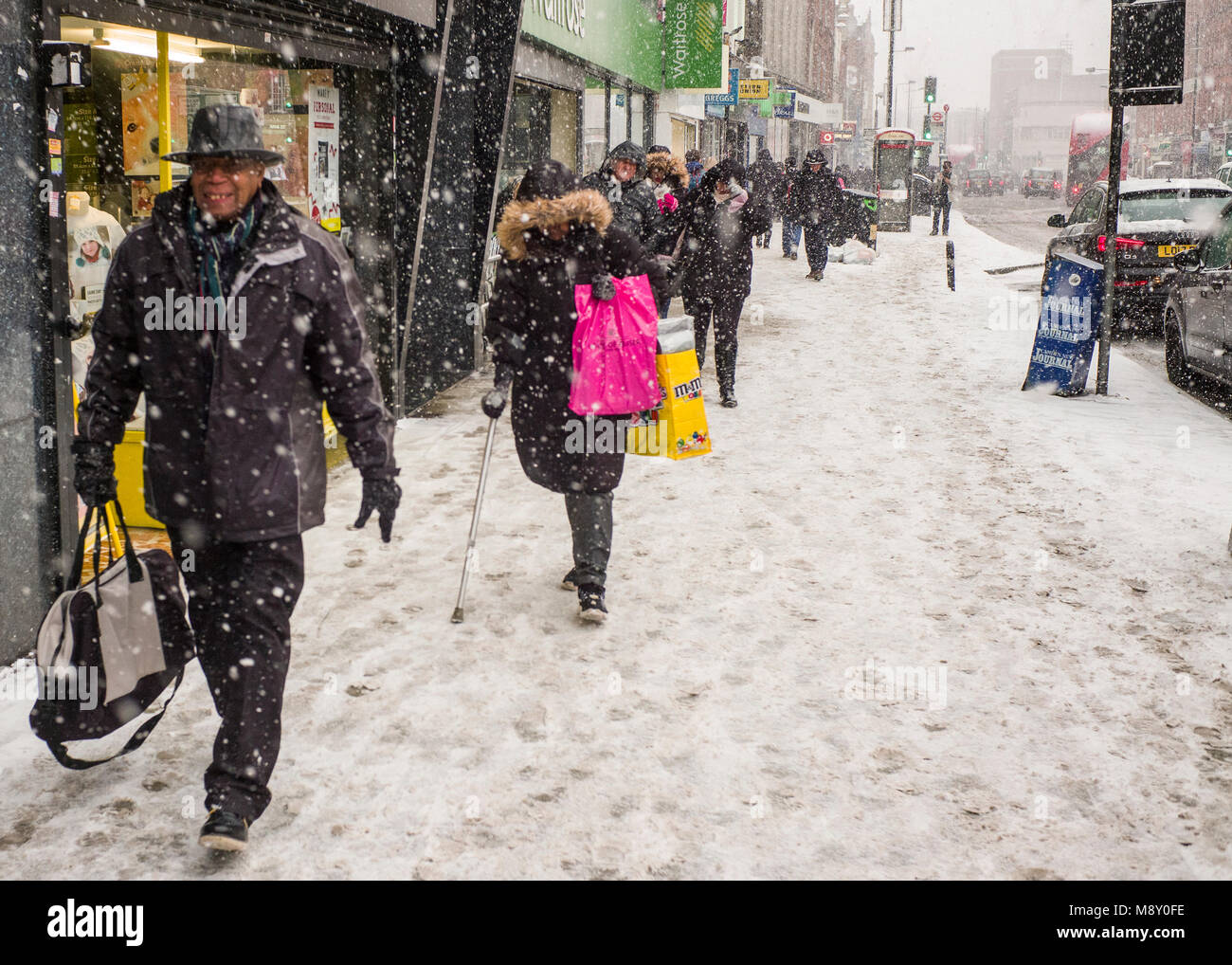 Snow shopping street london hi-res stock photography and images - Alamy
