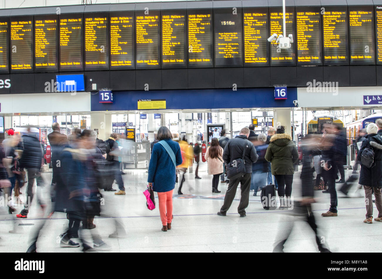 Rush hour at Waterloo station Stock Photo - Alamy