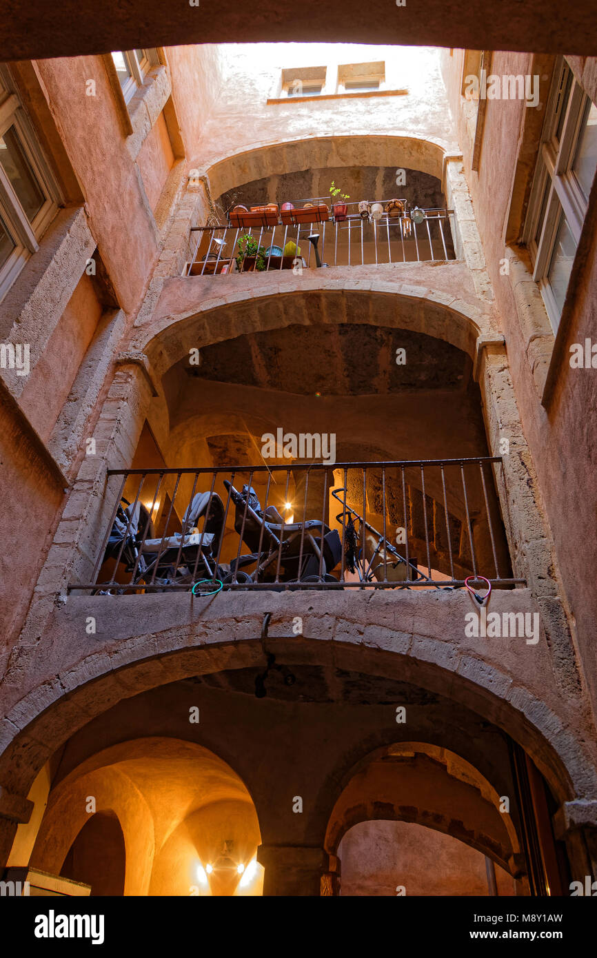 Longue traboule hi-res stock photography and images - Alamy