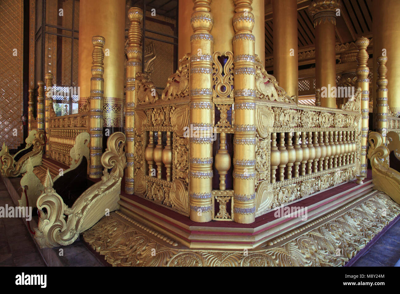 Bee throne hi-res stock photography and images - Alamy