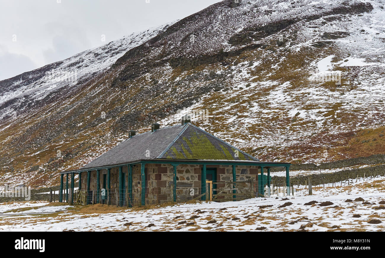 Stone bothy house hi-res stock photography and images - Alamy
