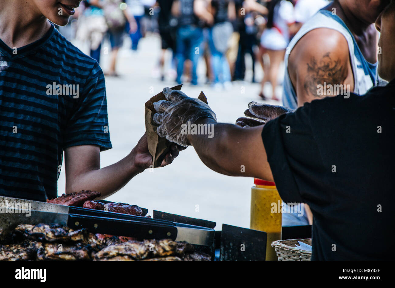 Handing burger hi-res stock photography and images - Alamy