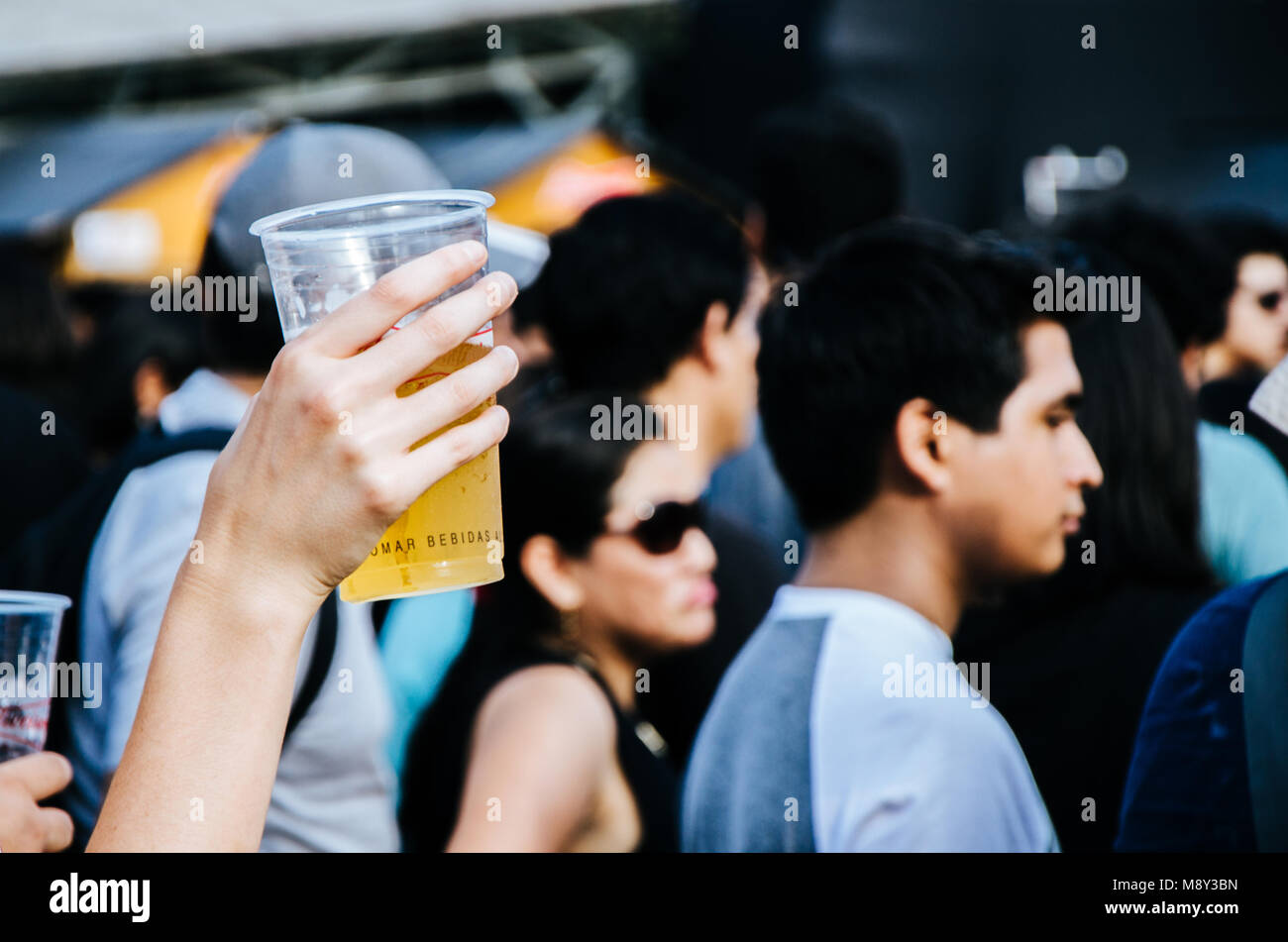 Crowd drinking beer hi-res stock photography and images - Alamy
