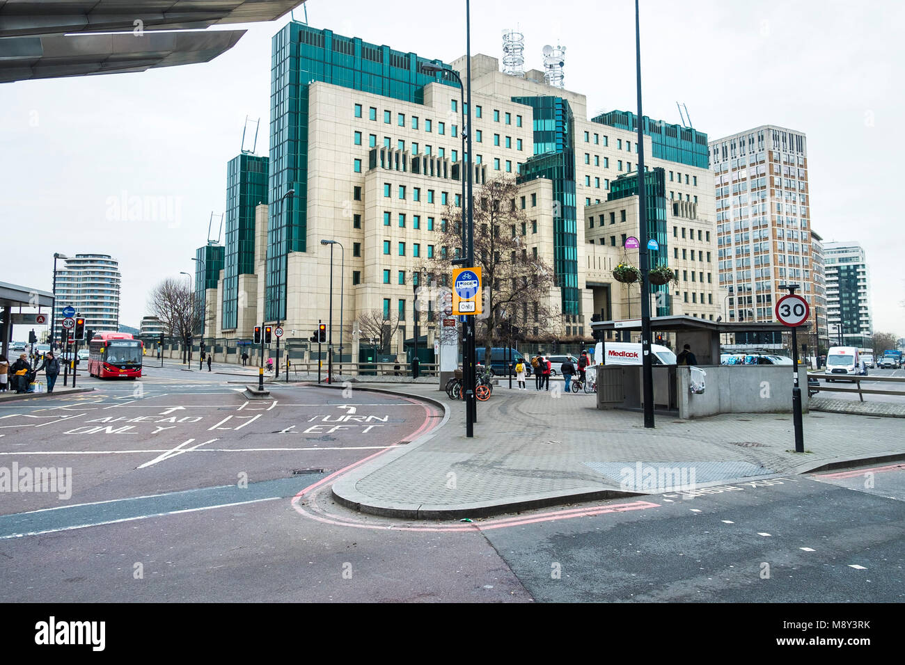 British intelligence service mi6 headquarters hi-res stock photography ...
