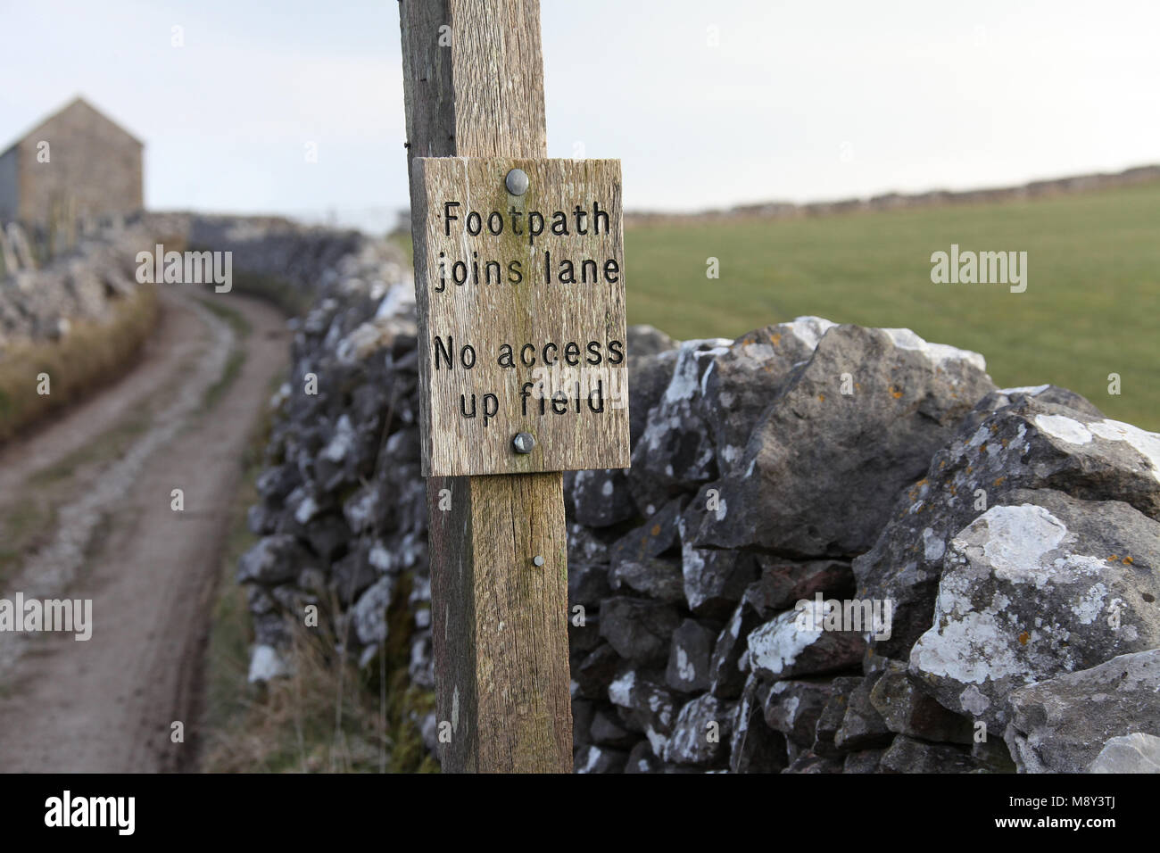Footpath sign in the rural Derbyshire Peak District Stock Photo - Alamy