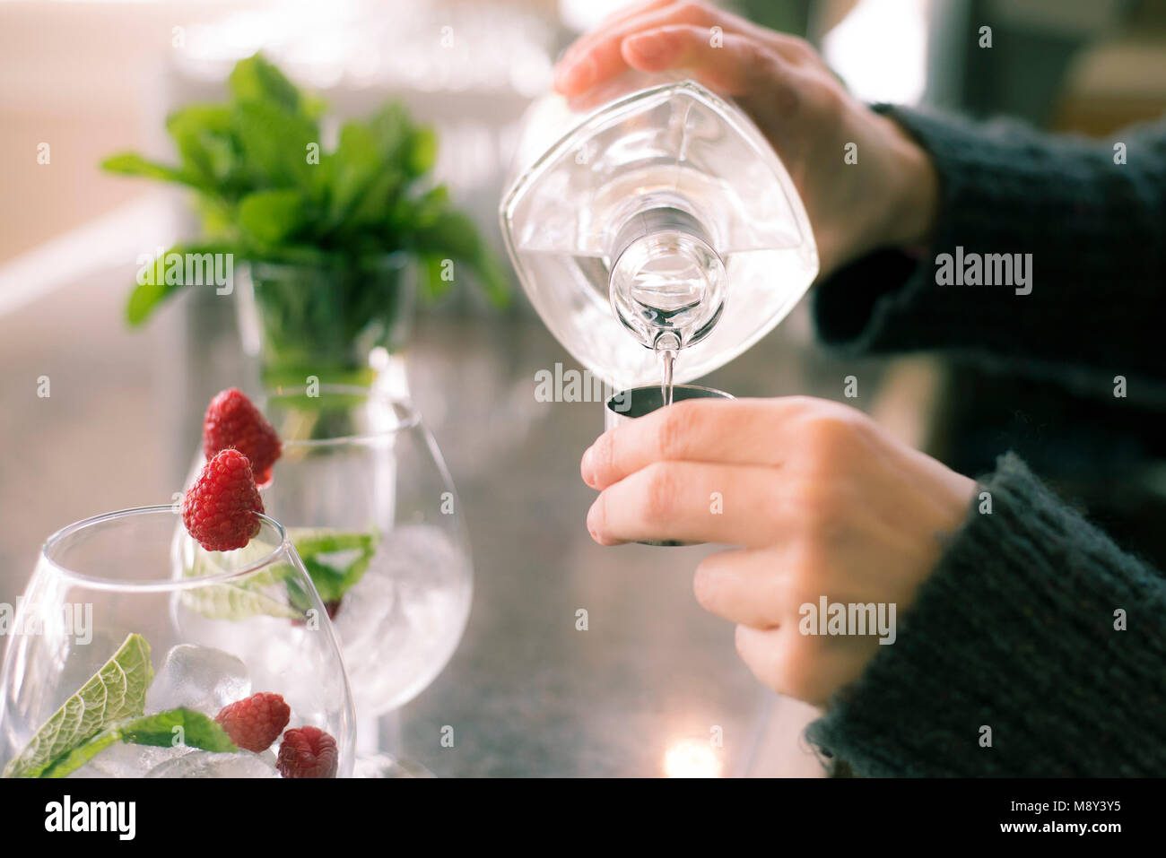 Gin and tonic drinks being prepared Stock Photo - Alamy