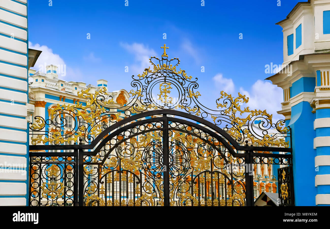 Estate gate with gold hi-res stock photography and images - Alamy