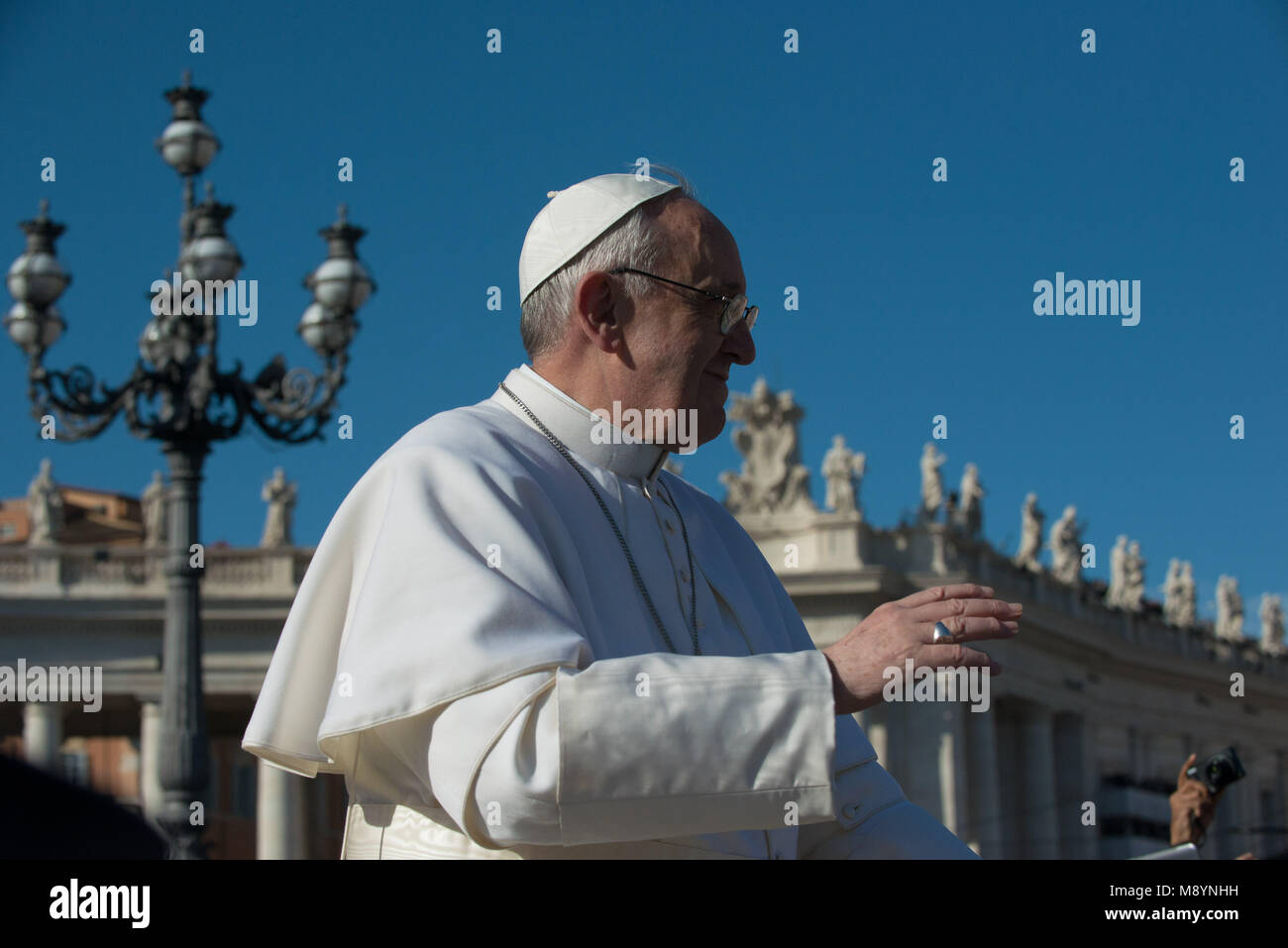 Pope hand gesture hi-res stock photography and images - Alamy
