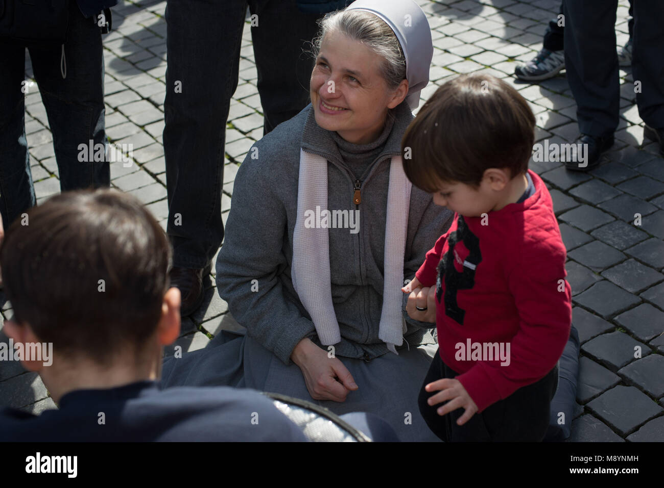 Nun children hi-res stock photography and images - Alamy