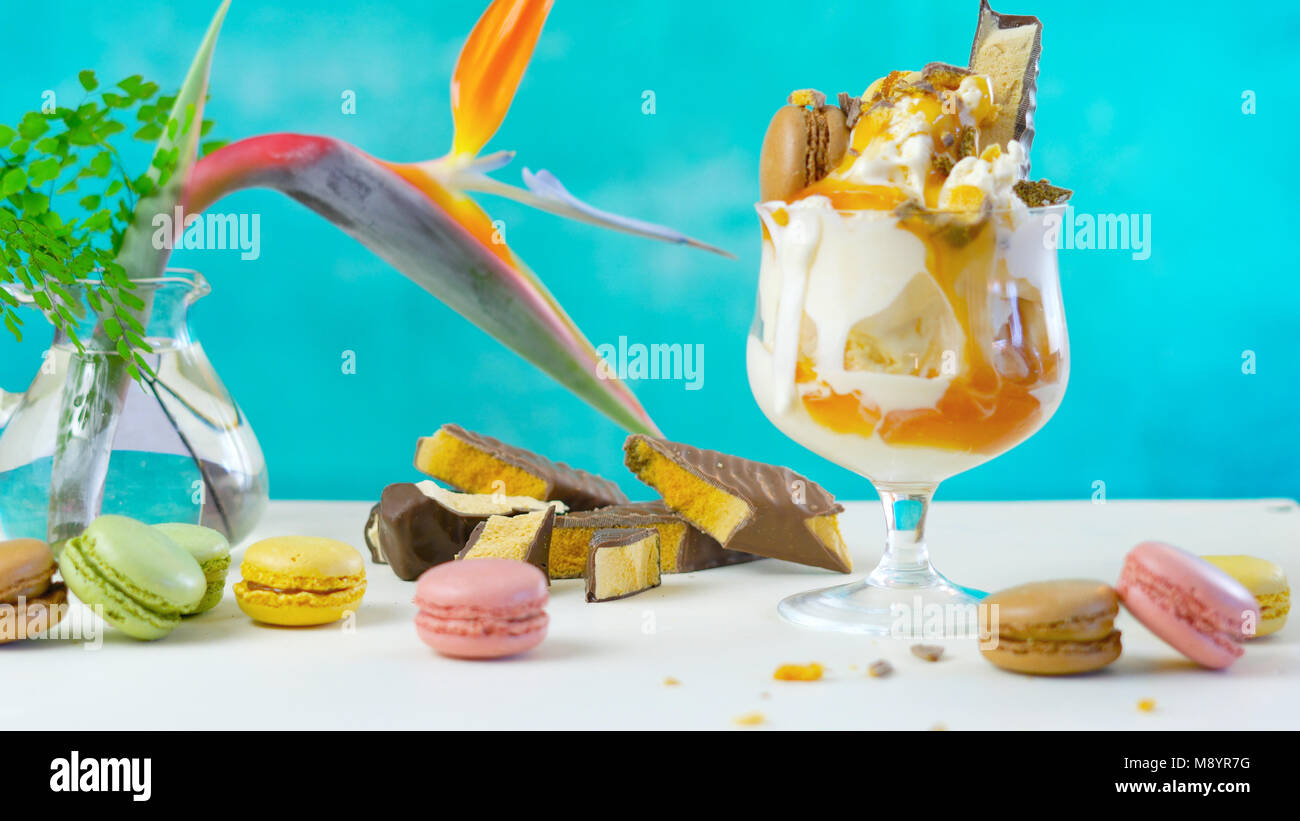 Making summertime gourmet caramel and honeycomb ice cream sundae Stock ...