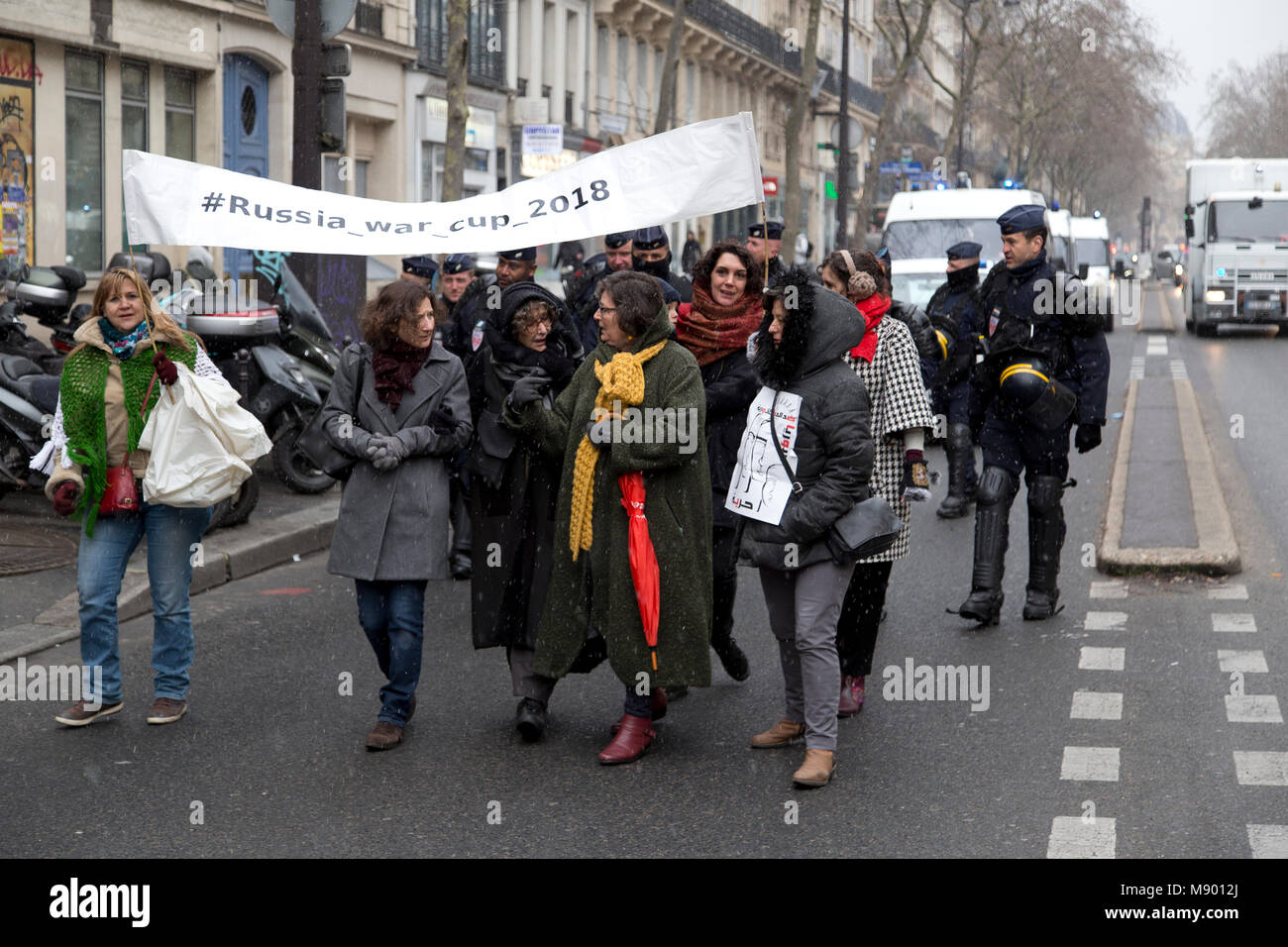 Russia protest paris hi-res stock photography and images - Alamy