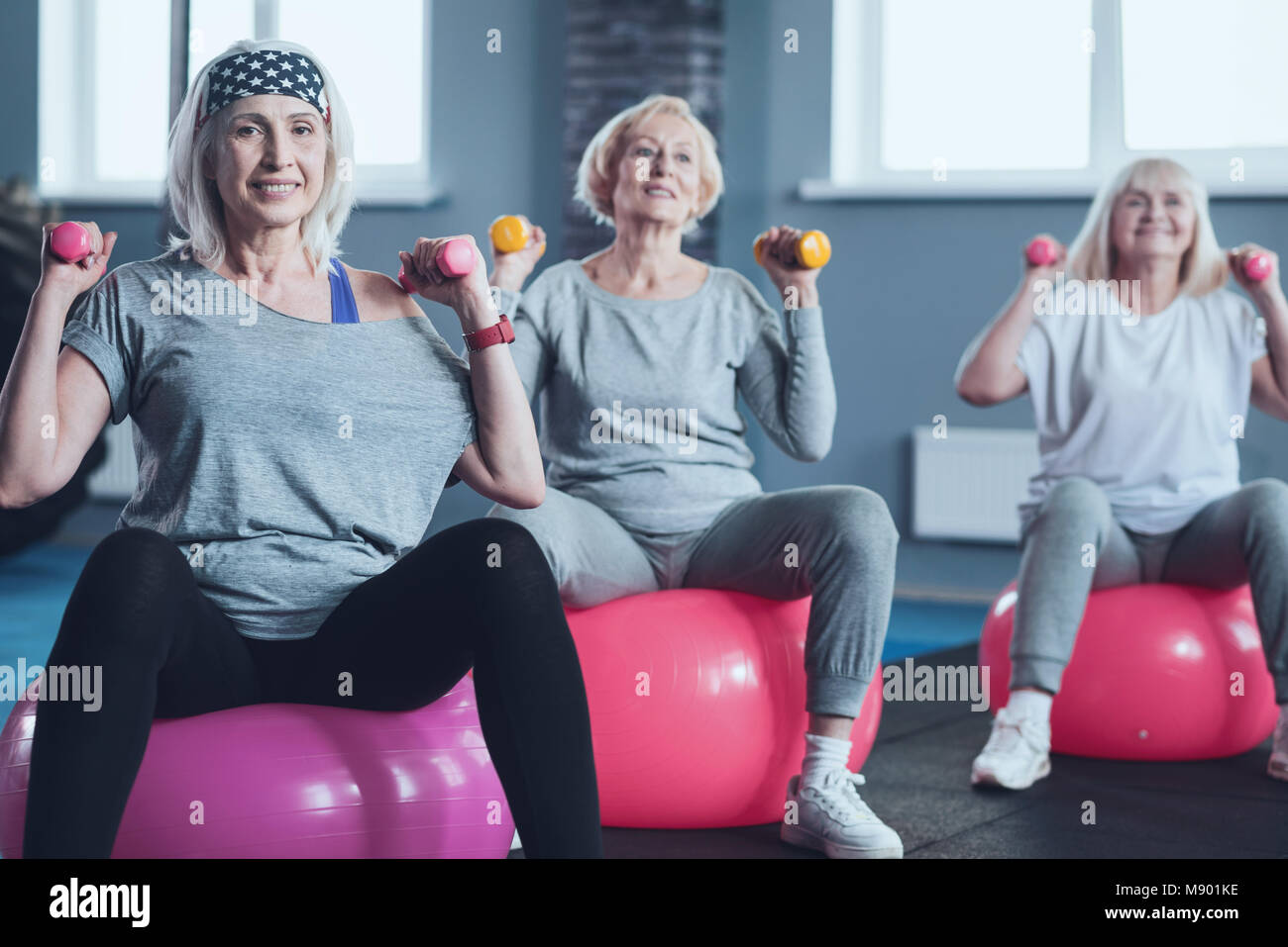 Senior group gym balls hi-res stock photography and images - Alamy